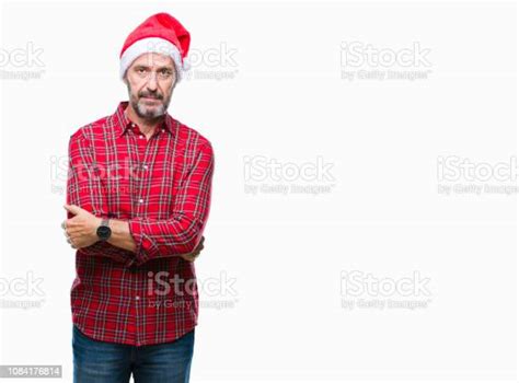 중 년 노인의 수석 남자 얼굴에 심각한 표정으로 격리 된 배경 위에 크리스마스 모자를 쓰고 간단 하 고 카메라를 보고 자연 겨울에 대한 스톡 사진 및 기타 이미지 Istock