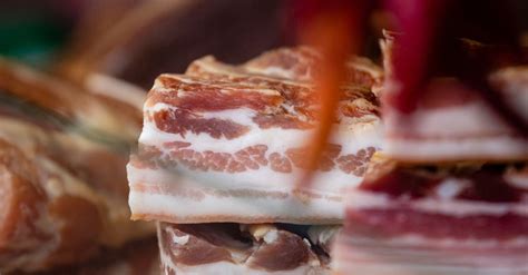 겹겹이 베이컨 경화 고기 고급 품질 고기 조각 고기의 질감 날 것 날 음식 날고기 단백질 대리석 고기 도살장 돼지고기 돼지고기 제품 마르지 않은