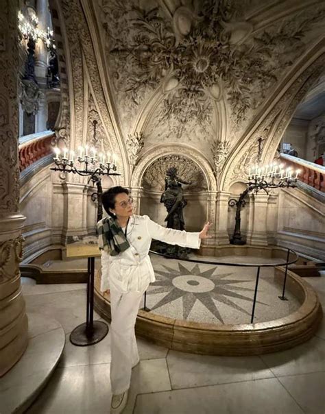 袁立与小12岁老公看展，53岁打扮一下年轻又漂亮，夫妻不显年龄差