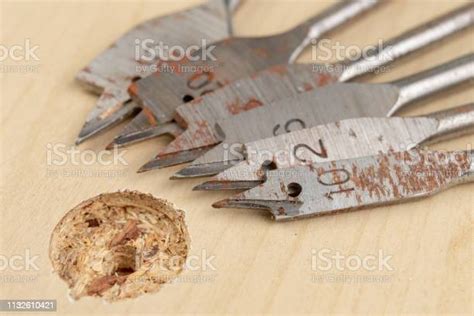 합판에 베인 드릴로 드릴링 목공 워크샵에서 목공 작업 밝은 배경입니다 Diy에 대한 스톡 사진 및 기타 이미지 Diy 강철