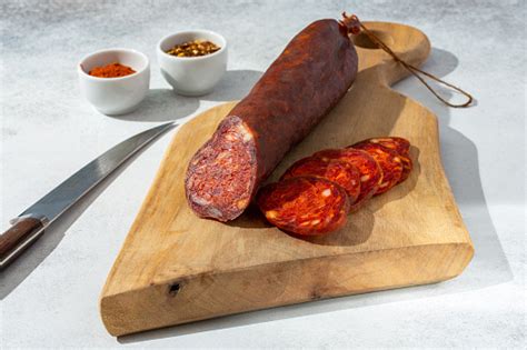 목조 도마에 쿨렌 전통적으로 크로아티아와 세르비아에서 생산 된 붉은 파프리카와 다진 돼지 고기로 만든 고기 소시지 0명에 대한 스톡 사진 및 기타 이미지 Istock