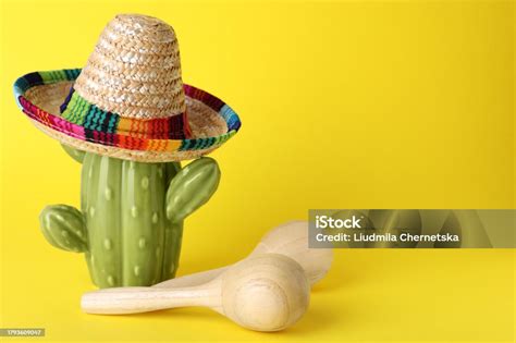 노란색 배경에 솜브레로 모자가 있는 나무 마라카스와 장난감 선인장 텍스트를 위한 공간 악기 0명에 대한 스톡 사진 및 기타 이미지 Istock