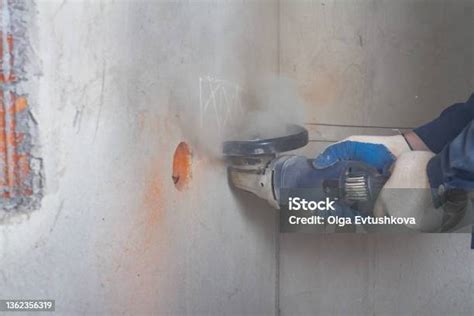 작업자가 전기 콘센트에 전기 케이블을 놓기 위해 분쇄기로 벽의 구멍을 잘라 벽에 대한 스톡 사진 및 기타 이미지 벽 톱질 자르기 Istock