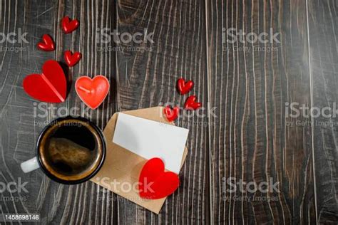 뜨거운 블랙 커피 빨간 하트 봉투 및 복사 공간이있는 나무 배경에 텍스트 용 흰색 종이 머그잔 축제 아침의 개념 0명에 대한 스톡 사진 및 기타 이미지 Istock