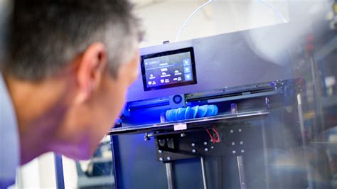 3d 프린터 활동을 관찰하는 남성 헤드의 백 뷰 모던 양식에 대한 스톡 사진 및 기타 이미지 모던 양식 컴퓨터 프린터 3차원 인쇄 Istock