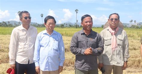 ឯកឧត្តម វ៉ី សំណាង អញ្ជើញចុះជួយច្រូតស្រូវប្រាំងប្រជាពលរដ្ឋ នៅសង្កាត់ស្វាយក្រវ៉ាន់ ក្រុងច្បារមន