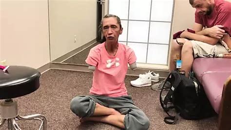 Behinderte Reife Frau Mit Amputiertem Bein Verführt Jungen Im Rollstuhl