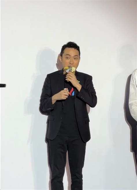 知名富豪孙宇晨公开吃掉4500万买的香蕉比别的香蕉好吃多了曾回应称不是洗钱 极目新闻