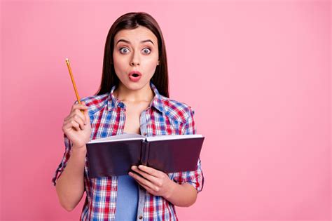 초상화 의 귀여운 재미 Attracrive 십대 홀드 손 계획 추측 놀란 반응 감동 비명 외침 착용 격자 무늬 청소년 의류 셔츠 고립 된 핑크 배경 갈색 머리에 대한 스톡