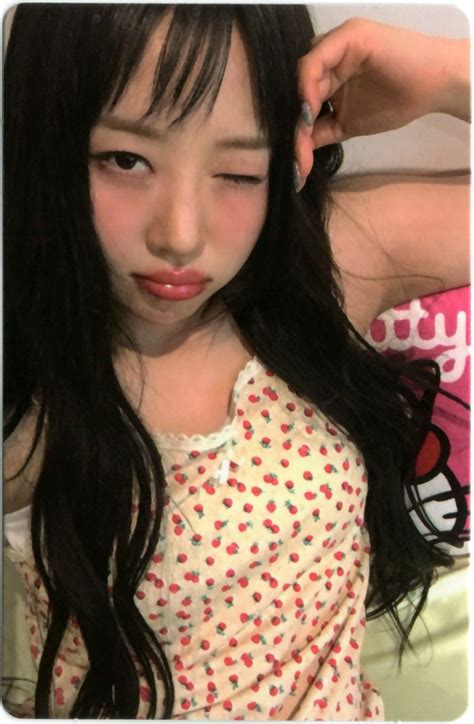 Yves Loop Album Photocard Scan © Pikachuuves Femme Teint Nez Aquilin