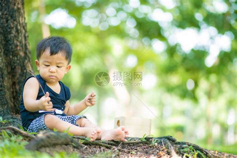 可爱的小男孩在绿色草地公园高清图片下载 正版图片506507442 摄图网