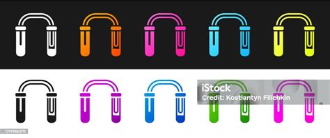 테스트 튜브 및 플라스크 설정 흑백 배경에 격리 된 화학 실험실 테스트 아이콘 유체 전송 시스템 실험실 유리 제품 기호 벡터