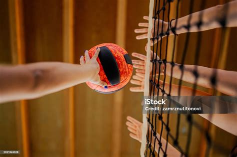 네트 너머로 공을 막는 배구 선수들의 손을 클로즈업합니다 배구에 대한 스톡 사진 및 기타 이미지 배구 배구공 발리 슛 스포츠 Istock