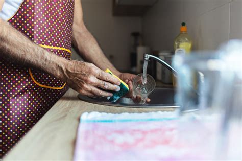 청소 설거지 또는 건강한 가정에서 부엌 싱크대에서 비누 물로 행복한 노인의 초상화 박테리아나 세균을 소독 보호 또는 예방하기