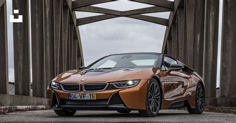 주황색 Bmw 쿠페 주차 도로 근처 사진 Unsplash의 무료 자동차 이미지