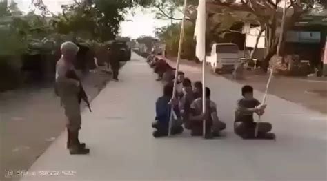 ပုံ၊ယခင်က အာရက္ခတပ်တော်ဆီမှာ လက်နက်ချ အညံ့ ခံခဲ့တဲ့ စစ်ကောင်စီတပ်ဖွဲ့ဝင်များ။ပုံဟောင်း