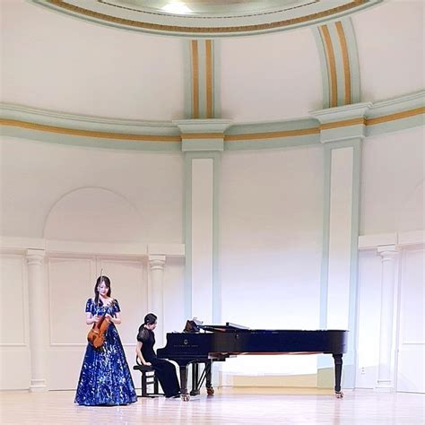 쁘리에드레스 바이올린 졸업연주 드레스와 헤어메이크업후기 바이올린 졸업연주 학생의 네이비 컬러의