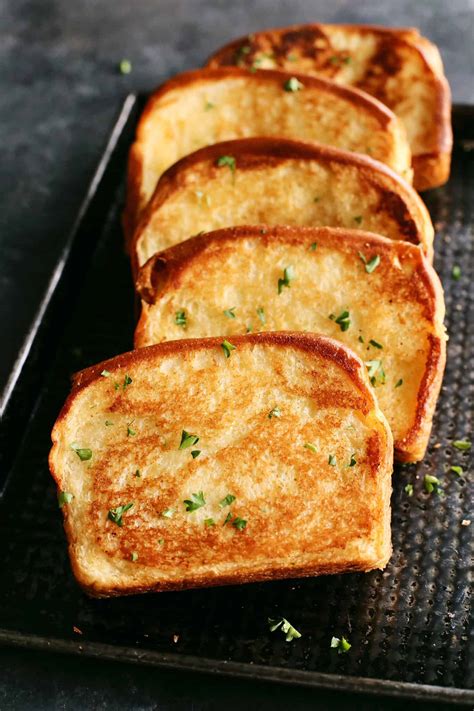 Easy Texas Toast Garlic Bread L A Farmgirls Dabbles