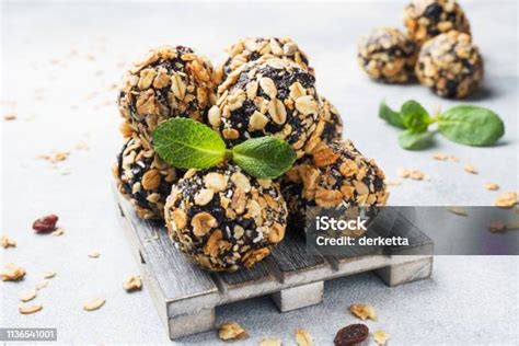 오트밀과 뮤 즐 리로 말린 과일과 견과류로 만든 건강 한 에너지 볼 무 가공 채식 사탕 단백질에 대한 스톡 사진 및 기타 이미지 단백질 오트밀 후식 Istock
