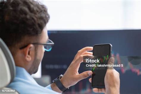 인도 주식 시장 중개인 또는 사무실에서 디지털 태블릿으로 차트를 확인하는 상인의 어깨 샷 기술적 분석 투자 계획 및 시장 조사의 개념 30 39세에 대한 스톡 사진 및 기타