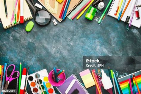 텍스트 노트북 펜 연필 파란색 분필 보드 책상 교육 개념 평면 평신도 상단보기에 대한 다른 문구를위한 공간이있는 학교 배경으로 돌아가기 0명에 대한 스톡 사진 및 기타