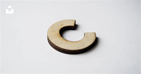 갈색 나무 편지 C 장식 사진 Unsplash의 무료 알파벳 이미지