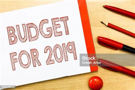 필기 텍스트 작성 예산 2019입니다 2019에 대 한 수입과 지출의 서 면된 견적을 의미 하는 개념 0명에 대한 스톡 사진 및