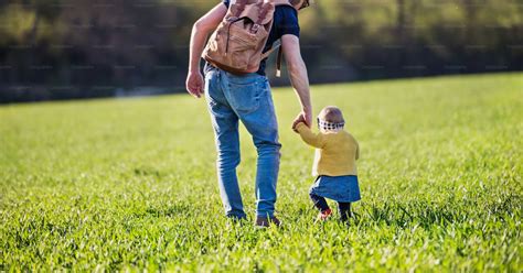 어린 딸과 함께 푸른 햇살이 내리쬐는 봄 자연 속에서 산책을 하는 아버지 후면도 사진 Unsplash의 아름다움 이미지