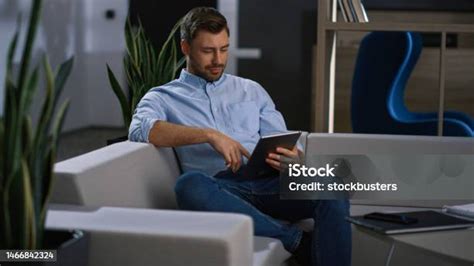 현대 사무실에서 태블릿 스크롤 뉴스 정보를 사용하는 심각한 사업가 검색에 대한 스톡 사진 및 기타 이미지 검색 경영자 기업 비즈니스 Istock