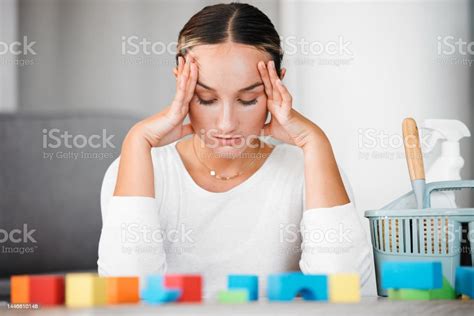 스트레스 두통 및 집에서 화가 난 여성이나 어머니와 함께 어린이 장난감을 청소합니다 피곤하고 지치고 집안의 여성 부모와 과로하고 혼란에 대해 스트레스를 받거나 짜증이 난다