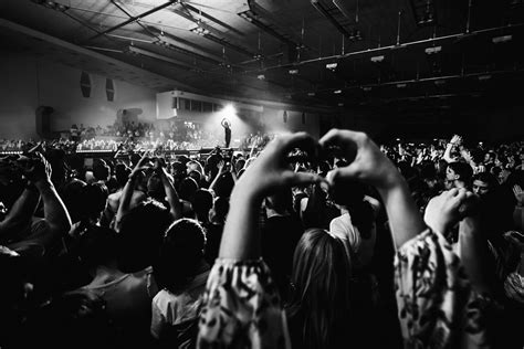 Престъпна лирика от Мартин Стратиев пияното момиче танцува на балкона косата ѝ е мокра от