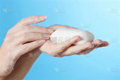女人的手用肥皂