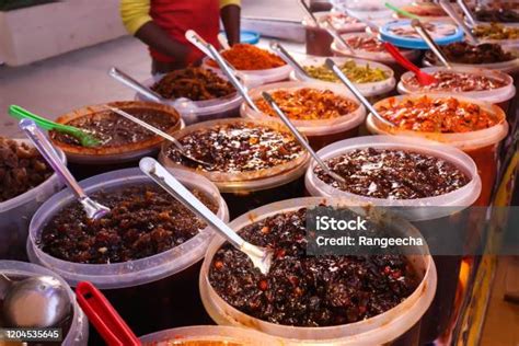 다양한 품질의 뜨거운 신 맛 매운 톡 쏘는 피클 인도 마살라 아카르 또는 아카르 숟가락으로 큰 용기에 배치 강황에 대한 스톡 사진 및 기타 이미지 Istock