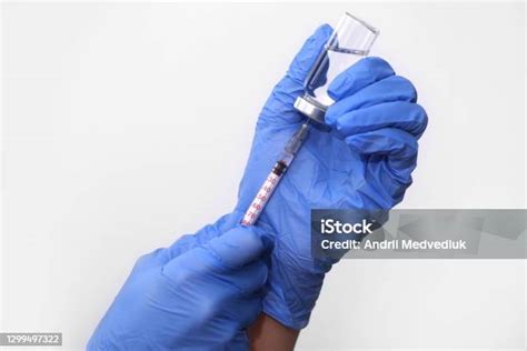 의료용 손 장갑은 약물 용 바늘 주사기 약물 개념 독감 주사 백신 유리병 용량 피하 주사 치료 질환 병원에서 예방 예방 예방 어린이 간호사에 대한 스톡 사진 및 기타 이미지