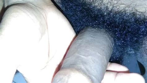 В середине холмов и возле водопада паренек студент занимается жестким сексом в старом