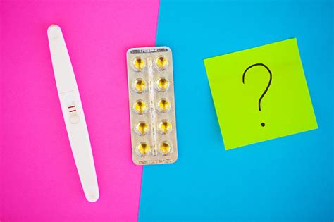 임신 테스트입니다 결과 두 스트립 긍정적인입니다 와 불 임의 치료 알 약 아이 임신에 도움이 됩니다 임신에서 정제 작동 하지 않습니다 피임 0명에 대한 스톡 사진 및 기타