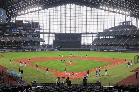 新球場で初：プロ野球日本ハムの新球場「エスコンフィールド北海道」 写真特集：時事ドットコム