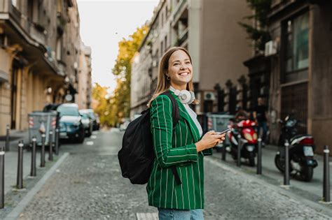 배낭을 가진 젊은 여자는 거리에서 휴대 전화를 들고있다 20 29세에 대한 스톡 사진 및 기타 이미지 20 29세 25 29세 거리 Istock