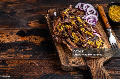 바베큐 텍사스 샌드위치 천천히 구운 양배추 쇠고기 고기 어두운 나무 배경 맨 위 보기입니다 복사 공간 0명에 대한 스톡 사진 및 기타 이미지 Istock