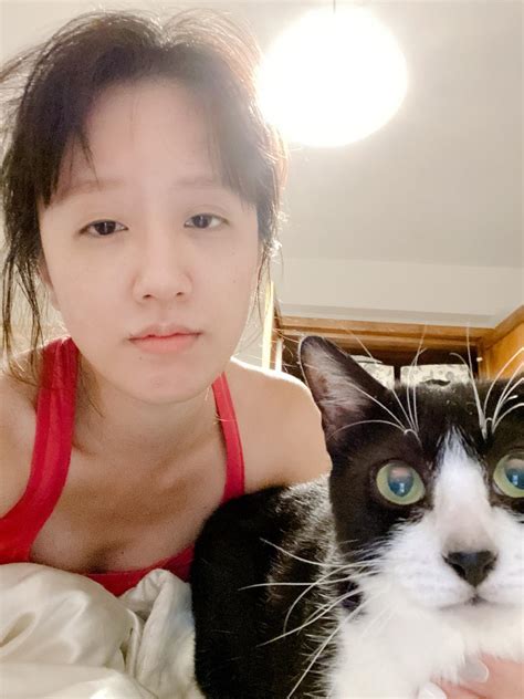 金妮小花兒 這是我超級大素顏又忙到沒時間打理的樣子 今天還算好 有時候我大過敏發作的時候 整個臉會脹紅而且浮腫又有顆粒 這是體質的問題 我本來就很容易因為各種內外因素免疫力失調 然後就各種