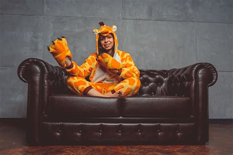 재미 있는 잠 옷 파자마 만화 스타일 회색 배경에 긍정적 인 얼굴 표정에 행복 한 십 대 소녀 가구에 대한 스톡 사진 및 기타 이미지 Istock