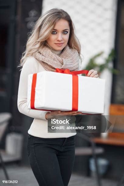 빨간 리본으로 묶어 손에 흰색 선물 상자 젊은 아름 다운 여자 갈색에 대한 스톡 사진 및 기타 이미지 갈색 금발 머리 기념일 Istock