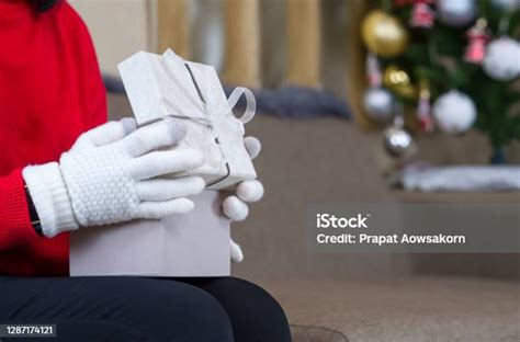 거실에서 소파에 크리스마스 선물 상자를 열고 흰색 장갑에 여자의 손 가정 생활에 대한 스톡 사진 및 기타 이미지 가정 생활 가정의 방 거실 Istock