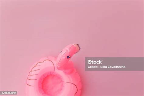 여름 해변 구성입니다 파스텔 핑크 배경에 고립 된 팽창식 플라밍고와 단순히 최소한의 디자인 수영장 플로트 파티 트렌디 한 유명 인사 패션 컨셉 플랫 레이 탑 뷰 복사 공간