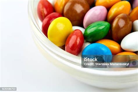 하얀 바탕에 화려한 사탕 아이스크림과 케이크를 토핑하기 위한 레인보우 스프링클 색깔 있는 초콜렛 유약에 작은 사탕 갈색에 대한 스톡 사진 및 기타 이미지 Istock