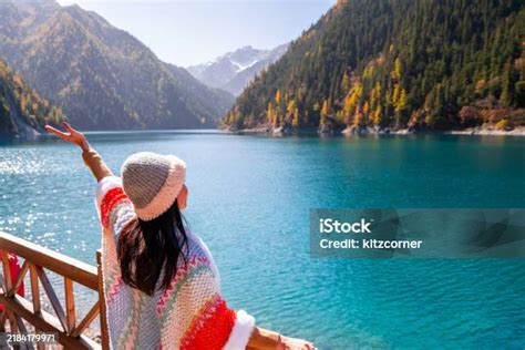젊은 여성 관광객은 사천성 중국일본에서 Jiuzhaigou 국립 공원에서 아름다운 가을 풍경 풍경에서 휴식을 취하고 즐기고 있습니다 10월에 대한 스톡 사진 및 기타 이미지