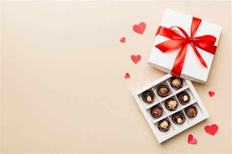 발렌타인 데이를 위한 레드 박스에 맛있는 초콜릿 프랄린 복사 공간이 있는 초콜릿 탑 뷰의 하트 모양 상자 밸런타인데이에 대한 스톡 사진 및 기타 이미지 Istock