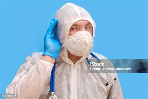 스튜디오 블루 배경에 고글과 얼굴 마스크가달린 보호복 유니폼을 입은 남자 의사 메딕 N95 호흡보호구 및 안전 안경을 착용한 흰색 항바이러스 보호복을 입은 구급대원 40