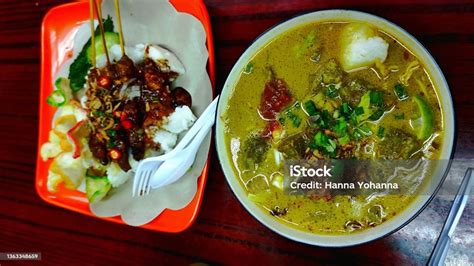 노란 소스와 치킨 사테이 떡을 곁들인 전형적인 인도네시아 염소 카레 메뉴 0명에 대한 스톡 사진 및 기타 이미지 0명 건강한 식생활 고기 Istock