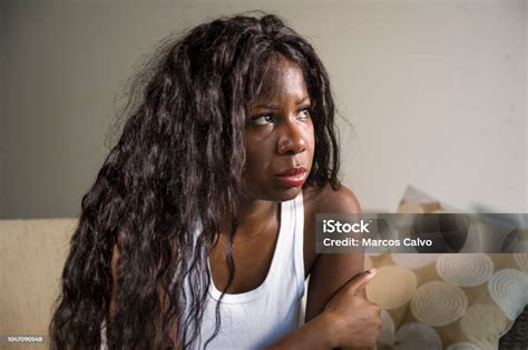 매력적이 고 검은 흑인 여 자가 앉아 소파 집에서 우울 하 고 슬픈 영 소파 느낌 불안 및 우울증 문제 및 불안 위기 또는